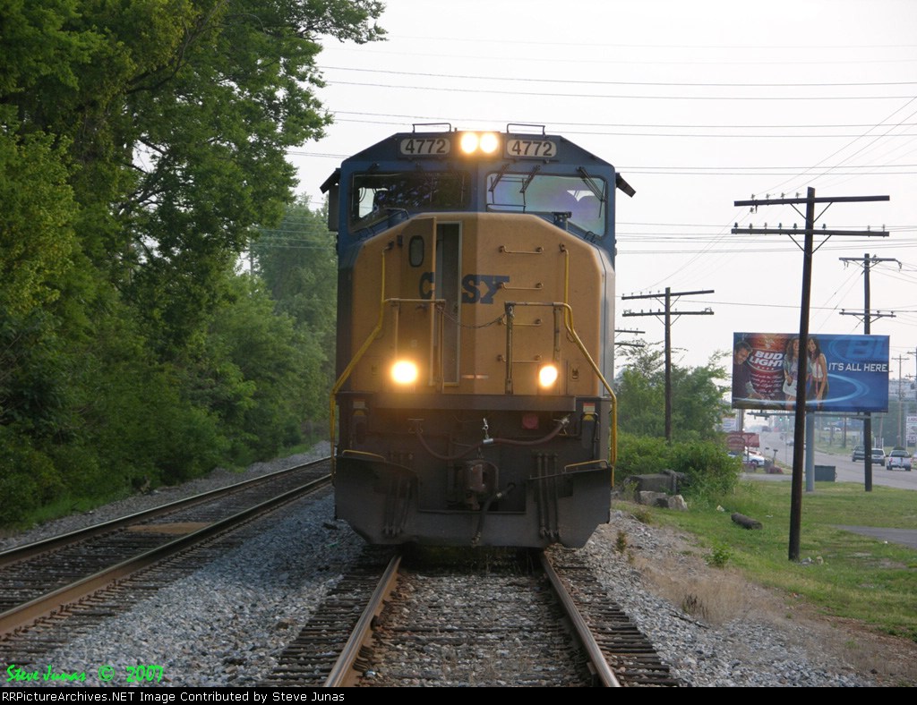 CSX 4772 Q526 sits on the siding
